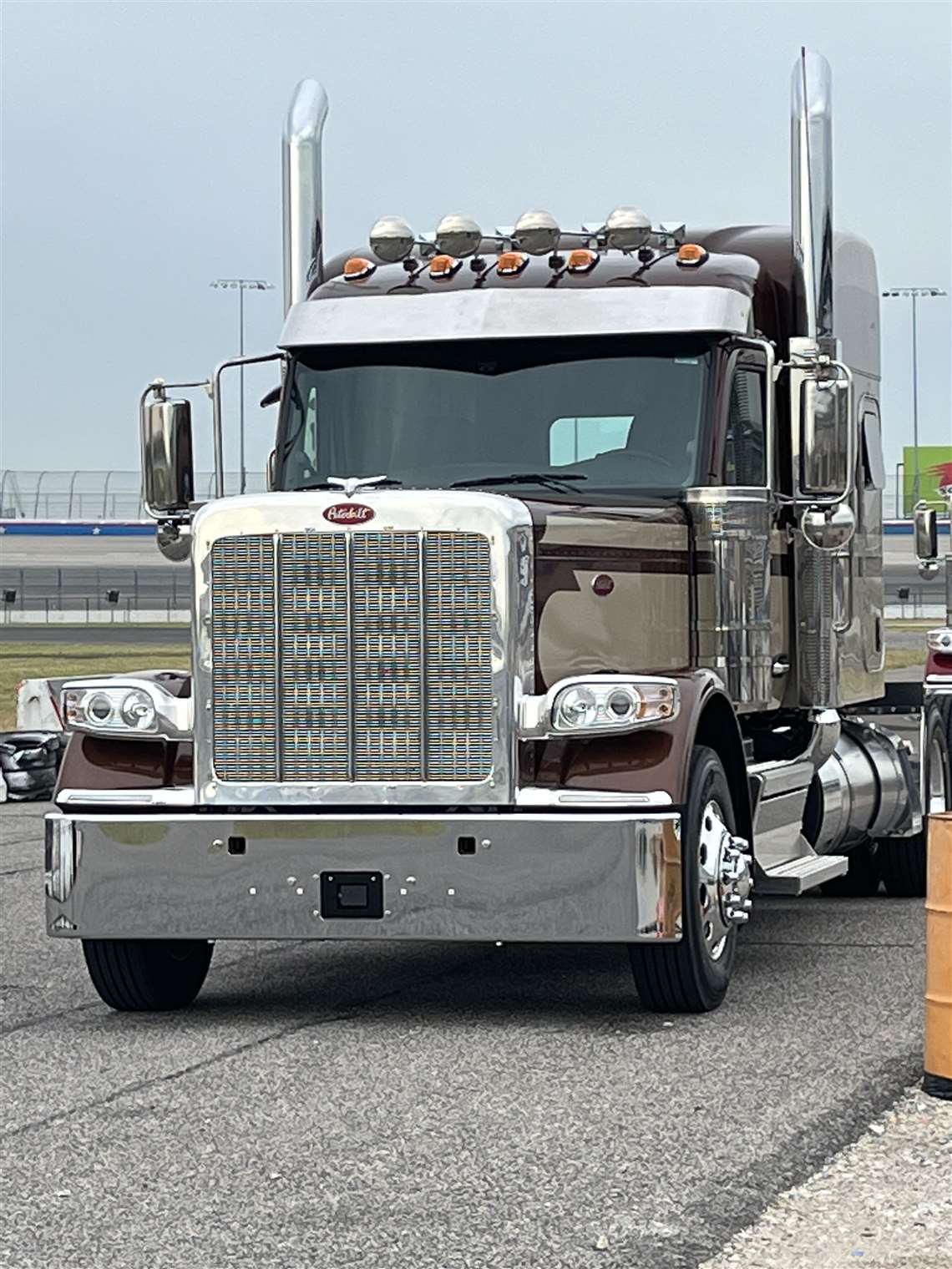 Peterbilt Model 589 adds new amenities to classic style - Power Progress