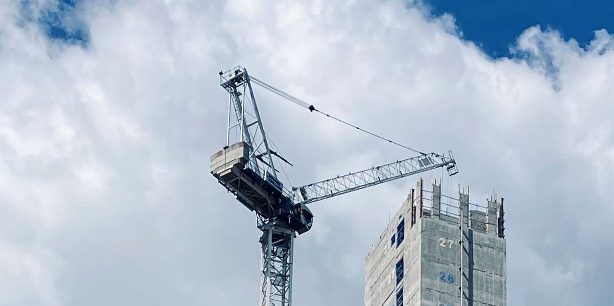 Another UK contractor adopts BESS for tower cranes, construction sites ...