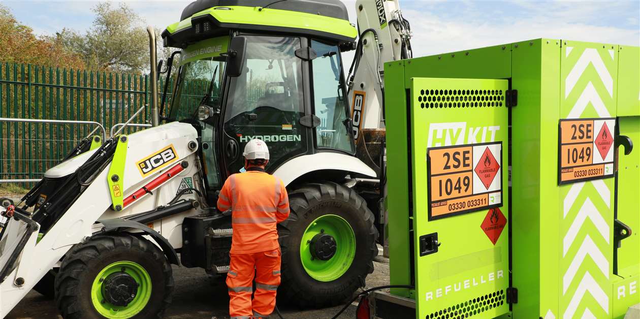 ‘World’s first’ hydrogen-powered backhoe loader deployed on £10bn Lower ...