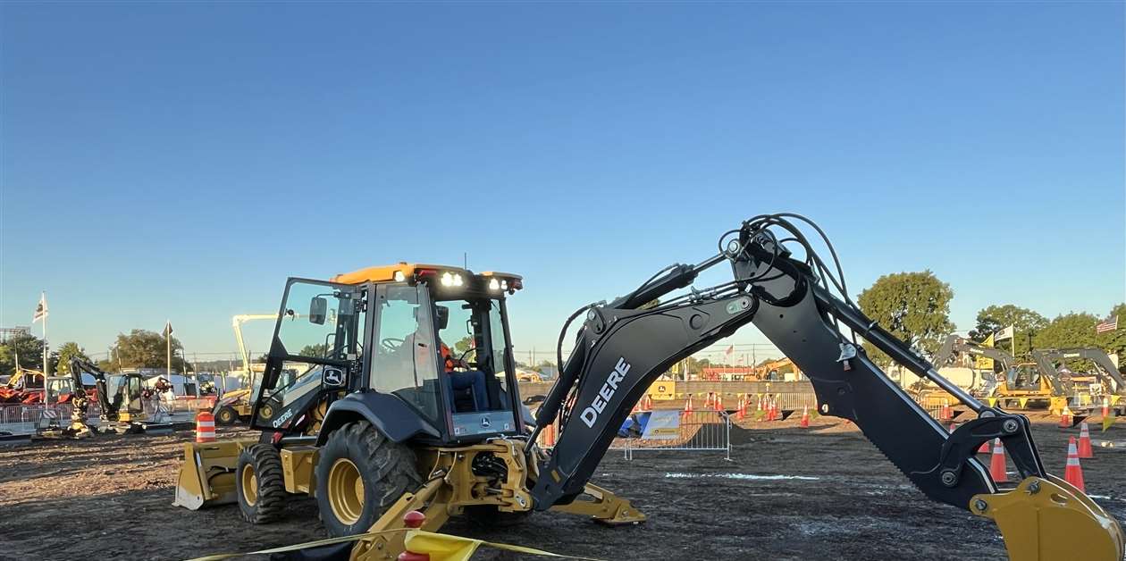 John Deere lance deux pelles compactes redessinées - Power Progress