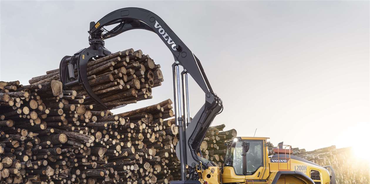 Volvo High Lift loader suited for log handling - Power Progress