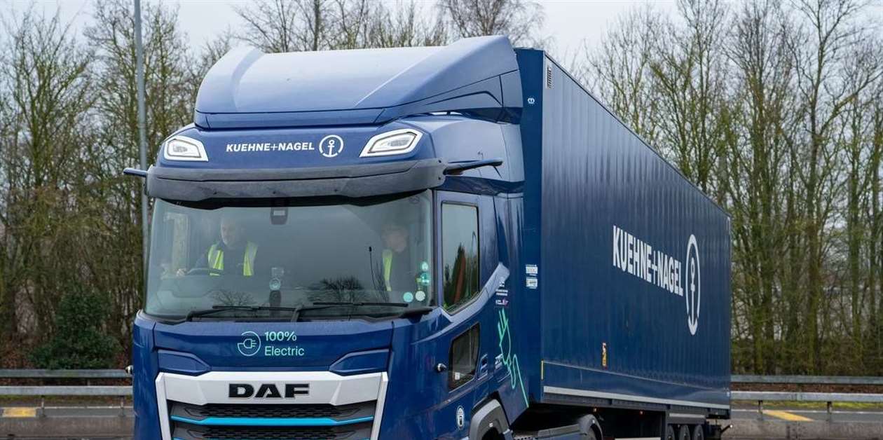 Le premier poids lourd électrique effectue la traversée du tunnel sous ...